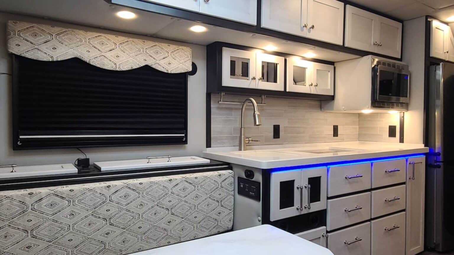 17 Luxury Semi Truck Cab Interiors That Might be Nicer Than Your House ...