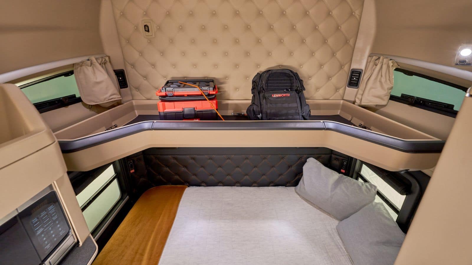 17 Luxury Semi Truck Cab Interiors That Might be Nicer Than Your House ...