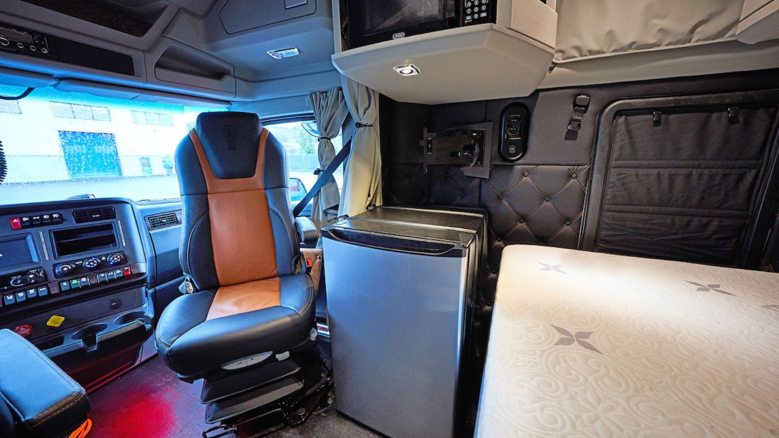 17 Luxury Semi Truck Cab Interiors That Might be Nicer Than Your House ...
