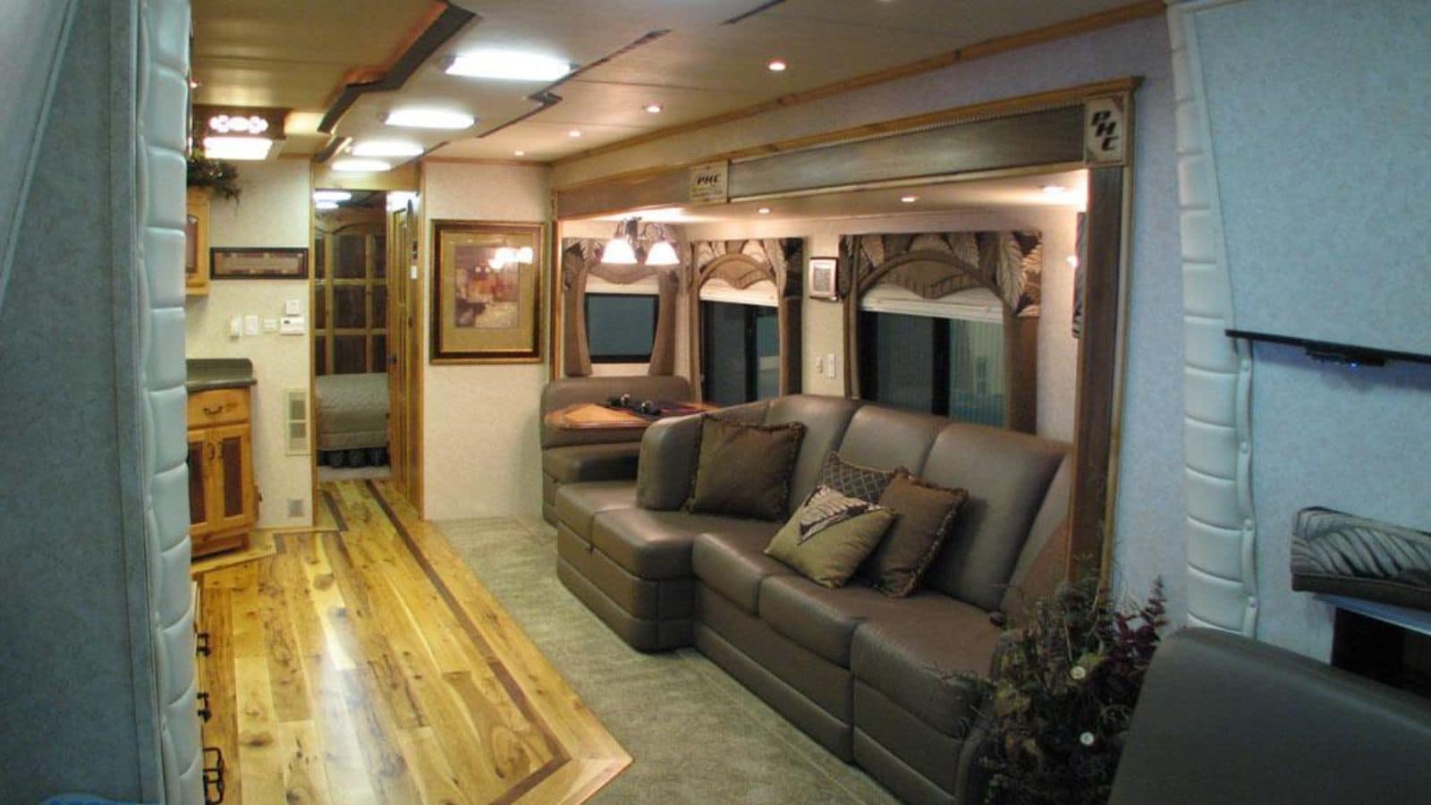 17 Luxury Semi Truck Cab Interiors That Might be Nicer Than Your House ...