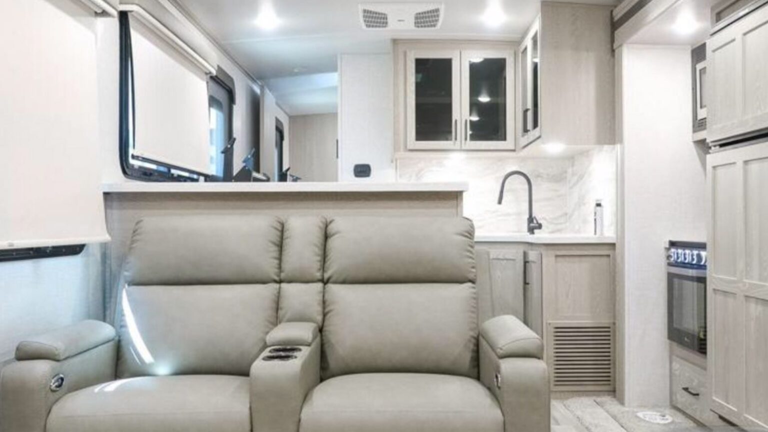 17 Luxury Semi Truck Cab Interiors That Might be Nicer Than Your House ...